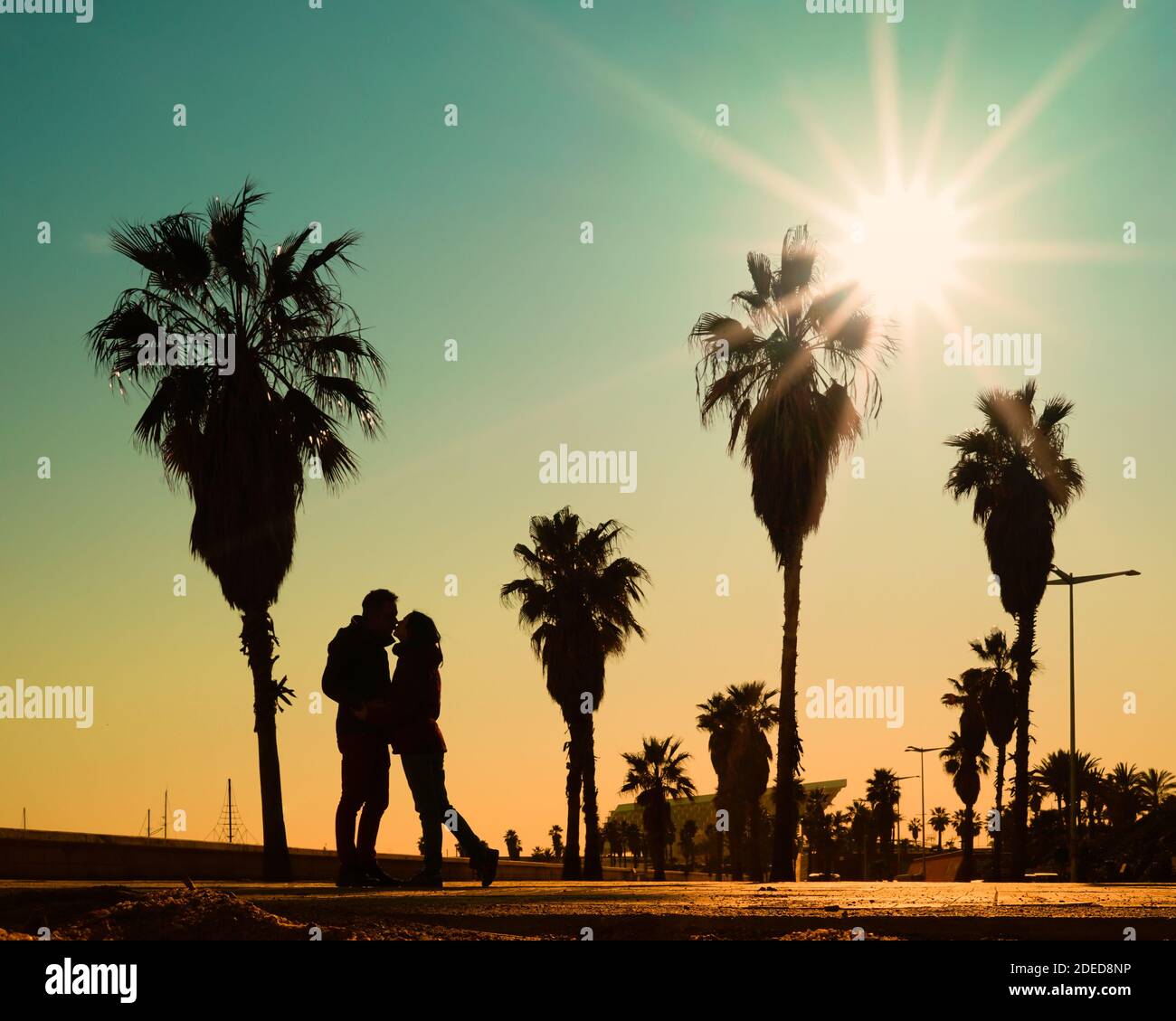 Paar romantischer mann frau mond küssen -Fotos und -Bildmaterial in ...