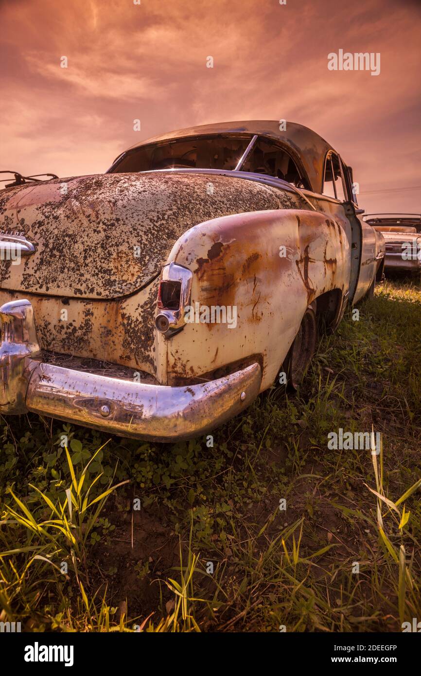 Rusty old car scrap yard -Fotos und -Bildmaterial in hoher Auflösung ...