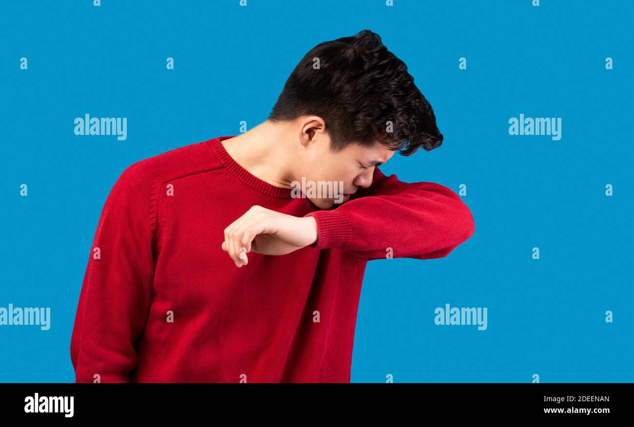 Husten im ellbogen -Fotos und -Bildmaterial in hoher Auflösung – Alamy