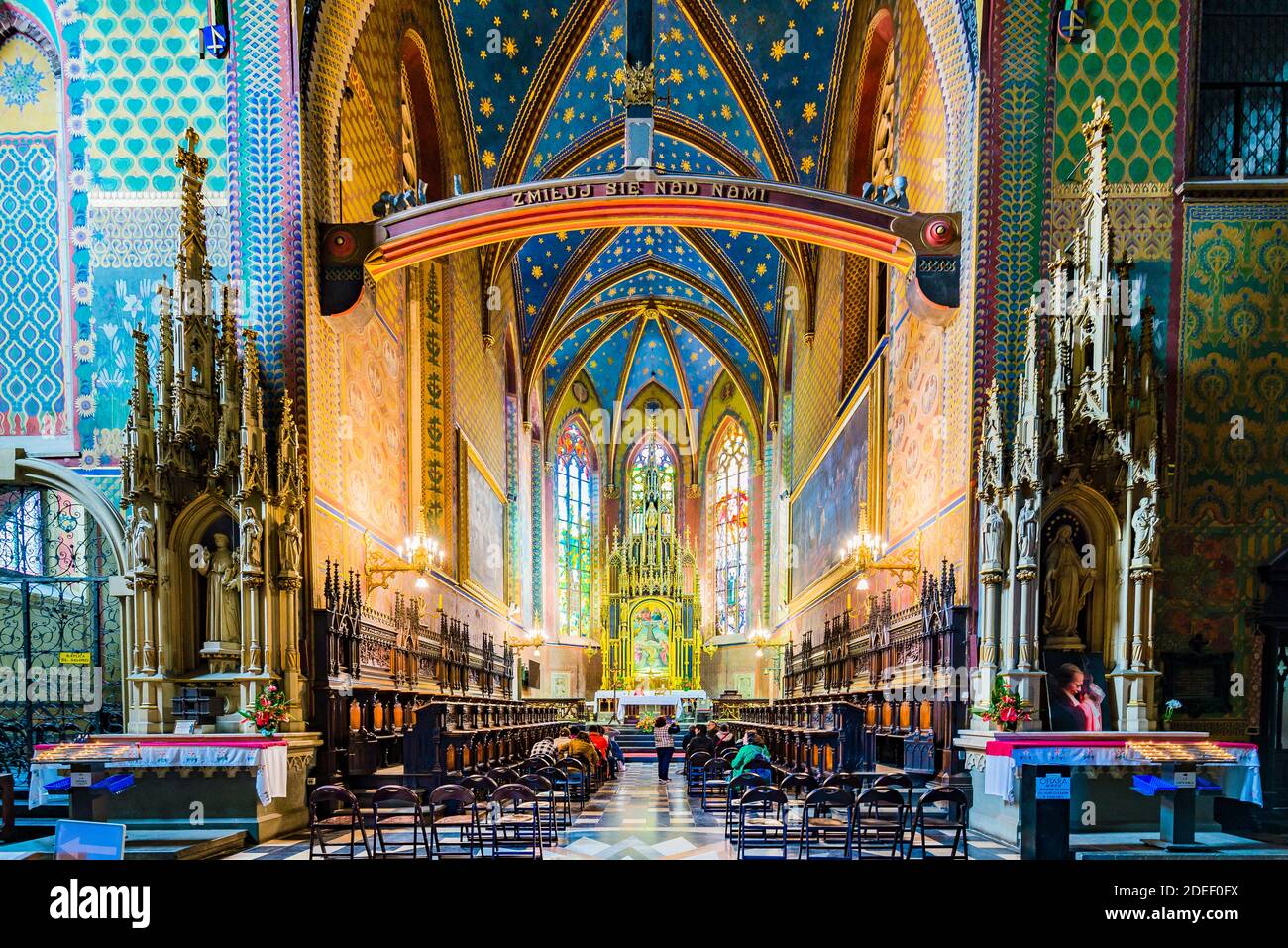 Das Innere der Kirche des Heiligen Franziskus von Assisi mit dem ...