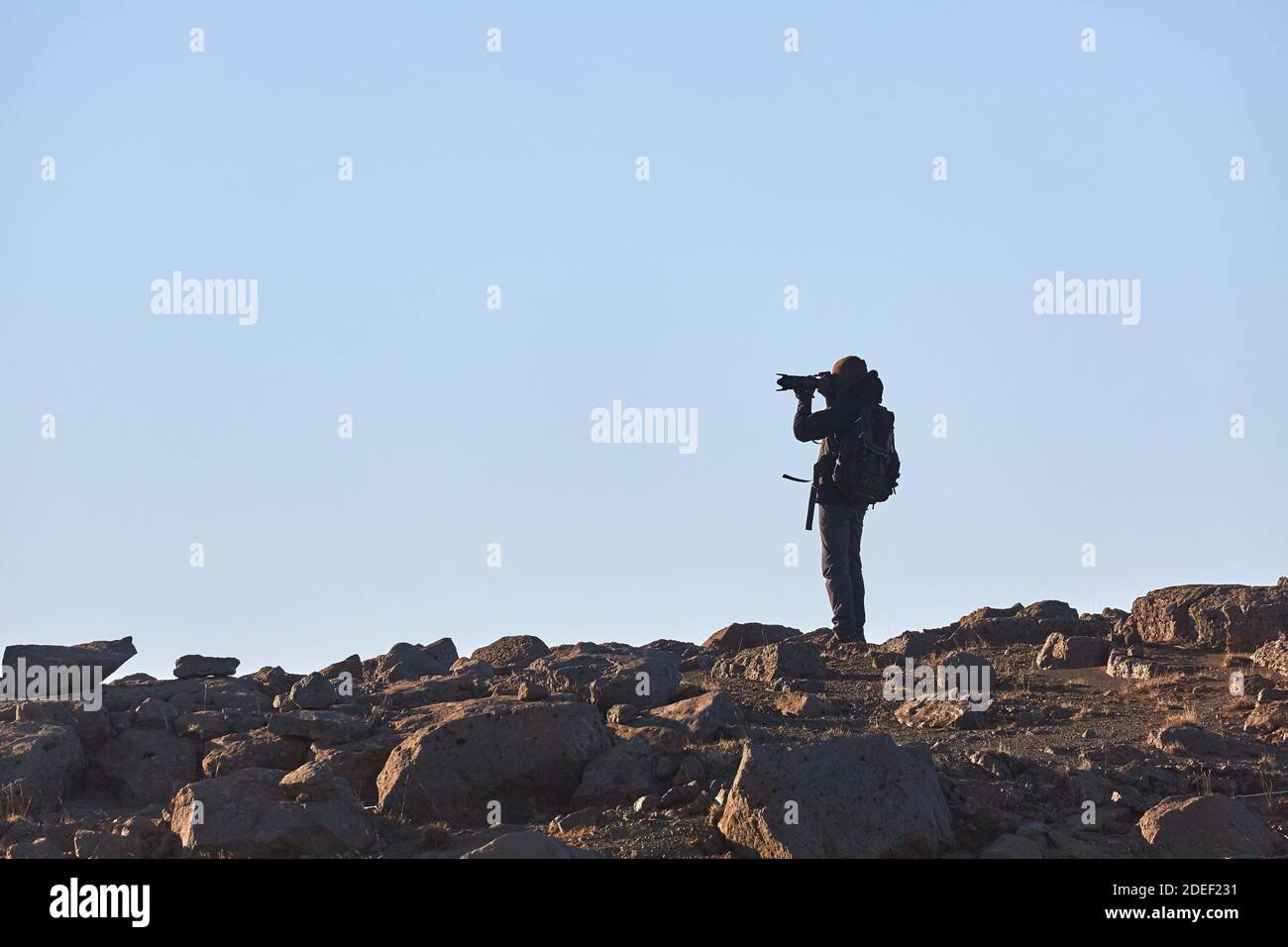 Stehend auf felsgrat -Fotos und -Bildmaterial in hoher Auflösung – Alamy