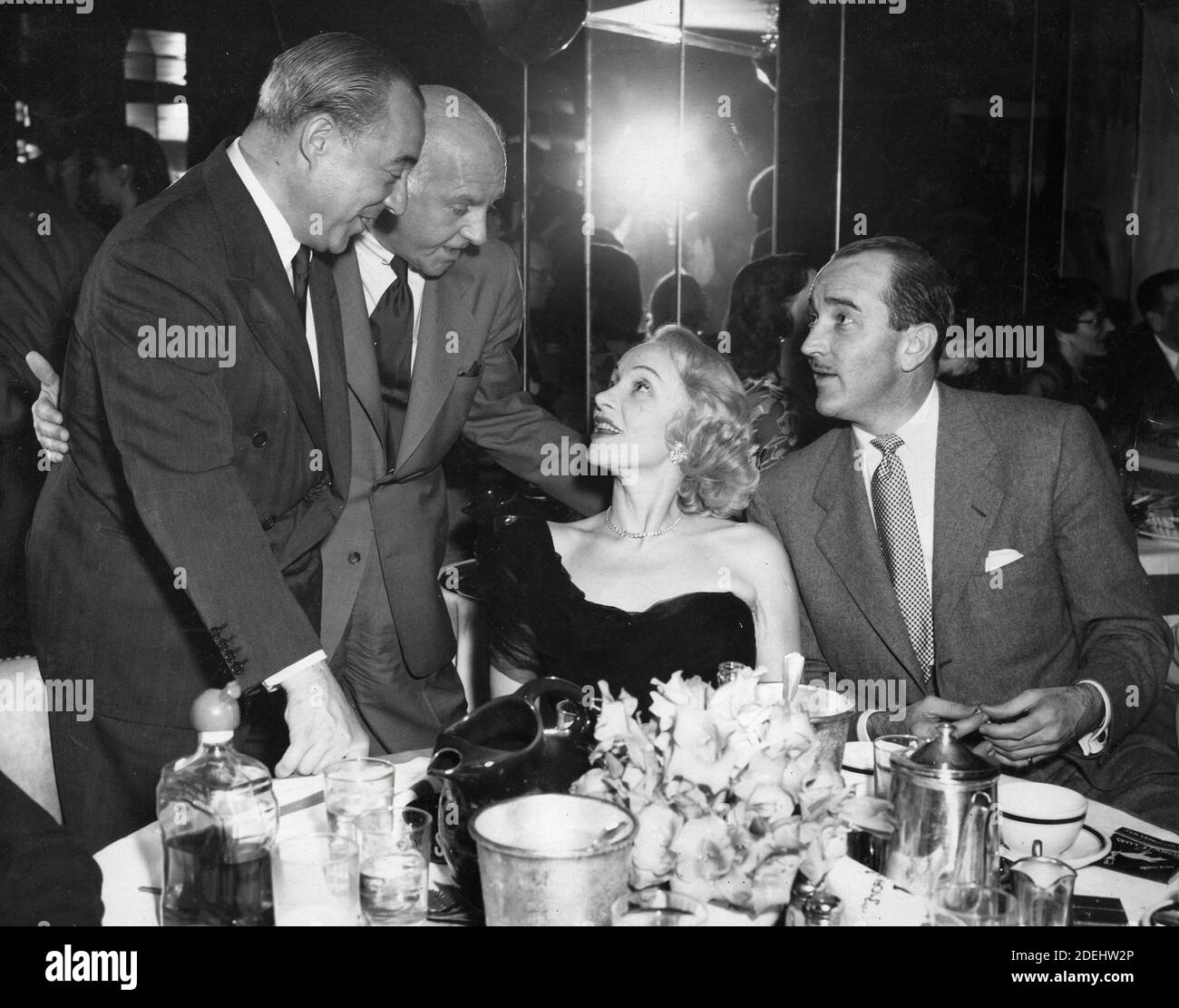 Walter winchell -Fotos und -Bildmaterial in hoher Auflösung – Alamy