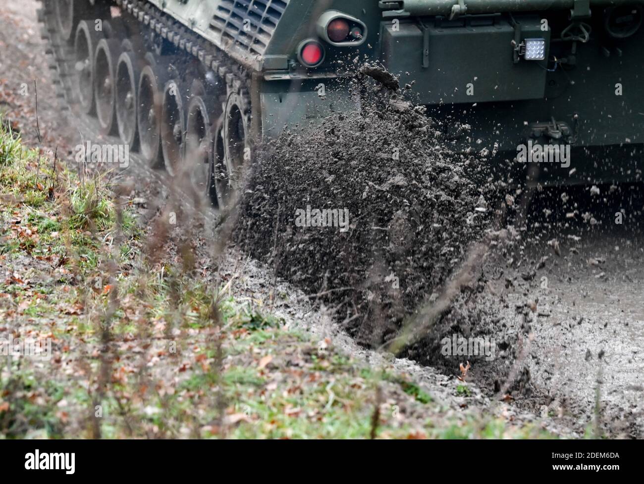01. Dezember 2020, Brandenburg, Elstal: Ein ziviler Panzer fährt in die ...