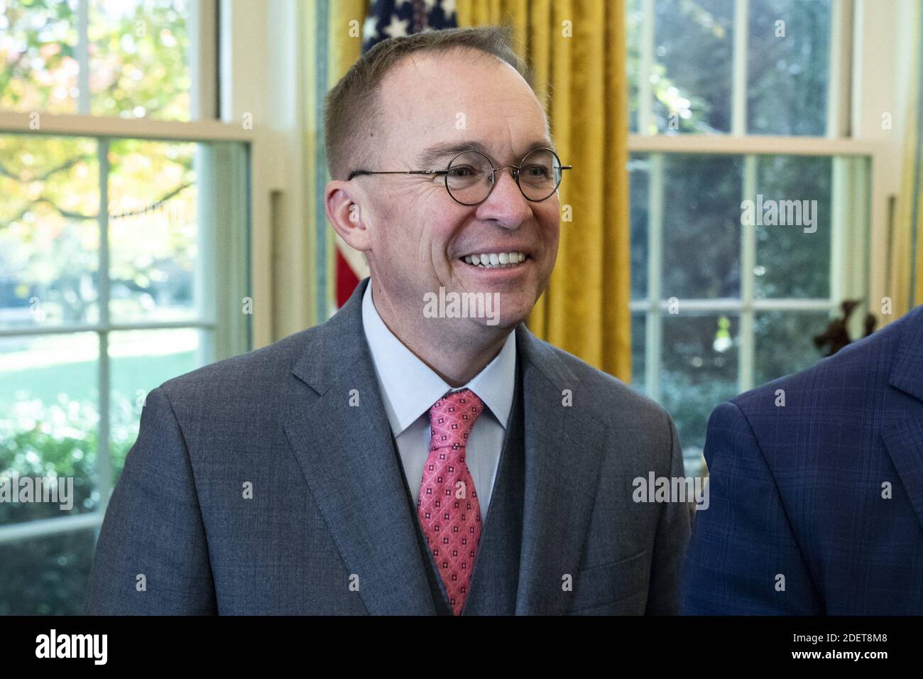 Der amtierende Stabschef des Weißen Hauses Mick Mulvaney steht im Oval ...