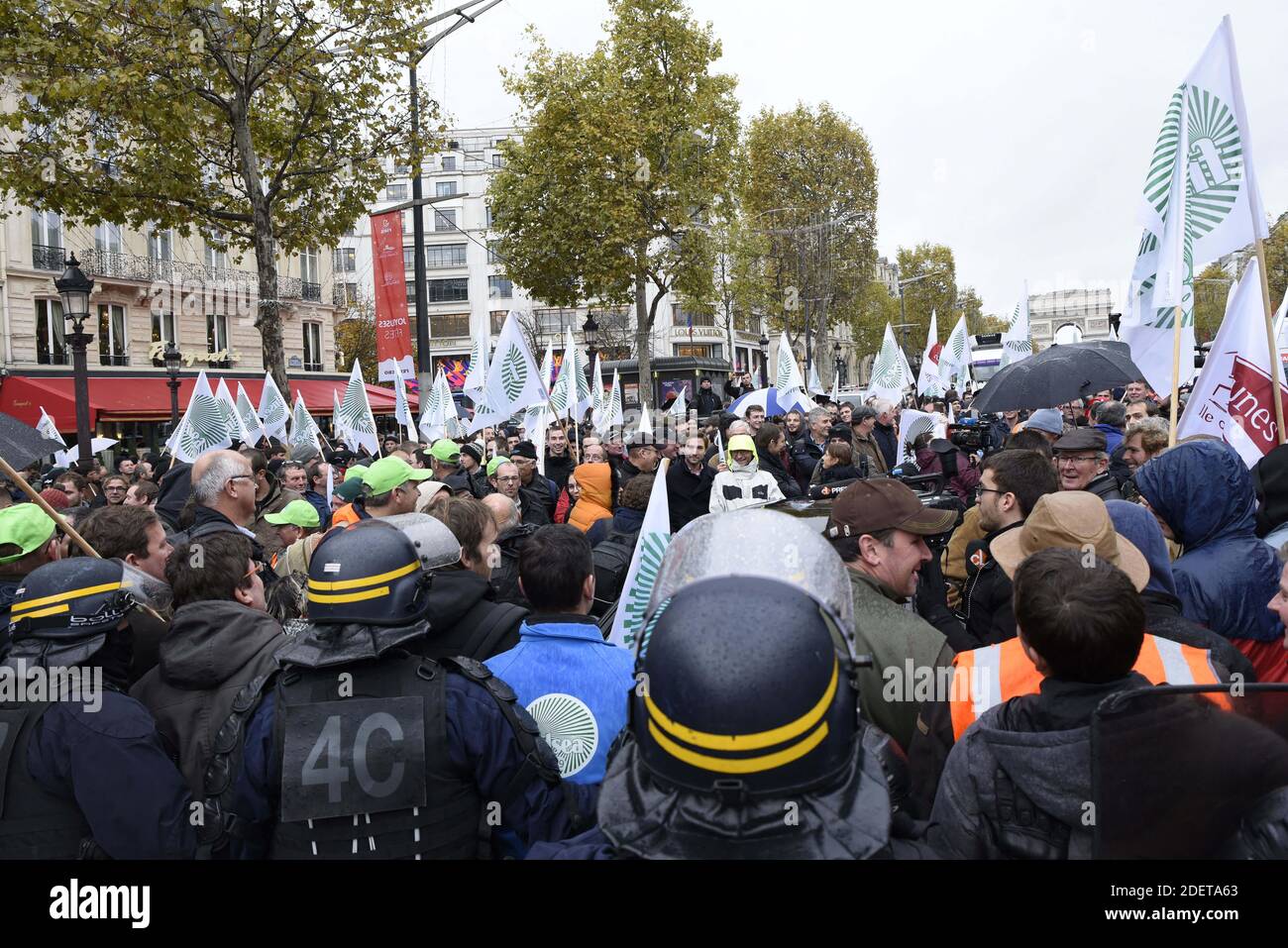 Sicherheitskräfte bauen einen menschlichen Korridor auf, während die ...