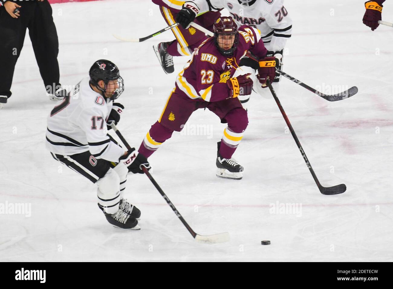 1. Dezember 2020 Minnesota-Duluth Bulldogs Stürmer Nick Swaney (23) und ...