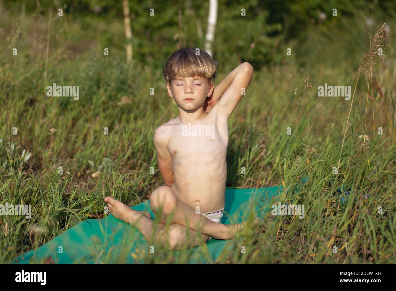 Kinder yoga der kleine junge -Fotos und -Bildmaterial in hoher ... Kinder yoga der kleine junge -Fotos und -Bildmaterial in hoher ...