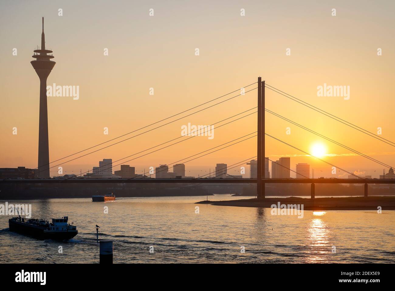 Rheinknie mit rheinturm -Fotos und -Bildmaterial in hoher Auflösung – Alamy