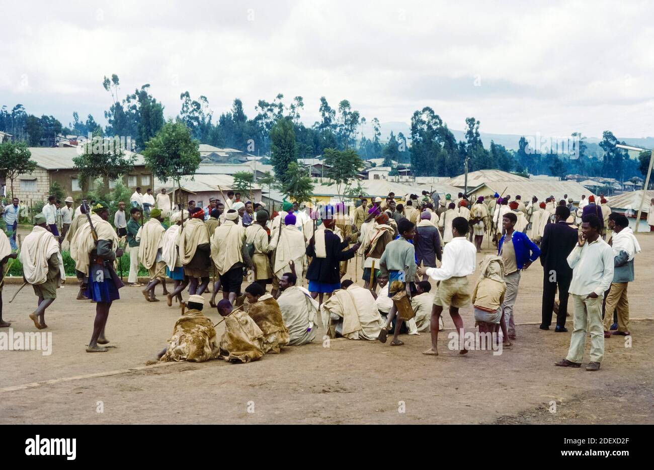 Äthiopien, Debre Markos. 1976. Äthiopische Bauernarmee, die barfuß und ohne Schuhe zusammenkommt ...