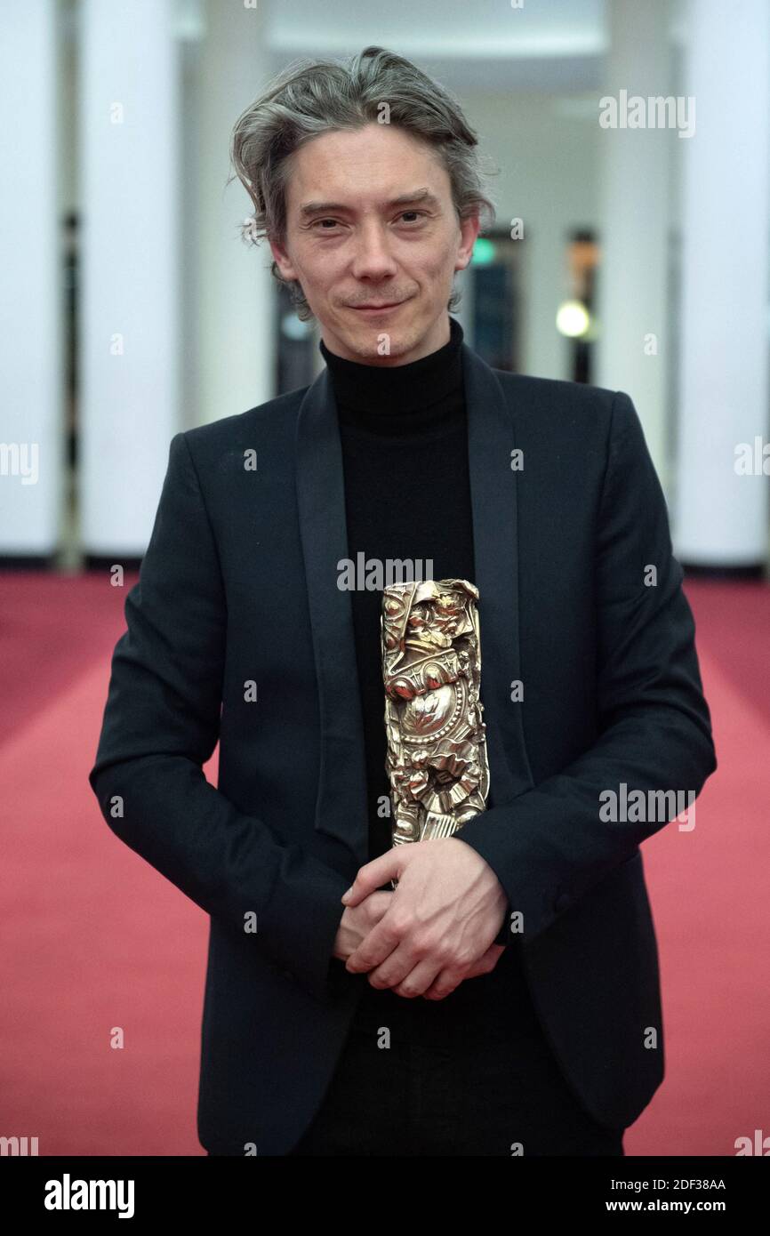 Swann Arlaud posiert mit dem Besten Darsteller in einer Nebenrolle für ...