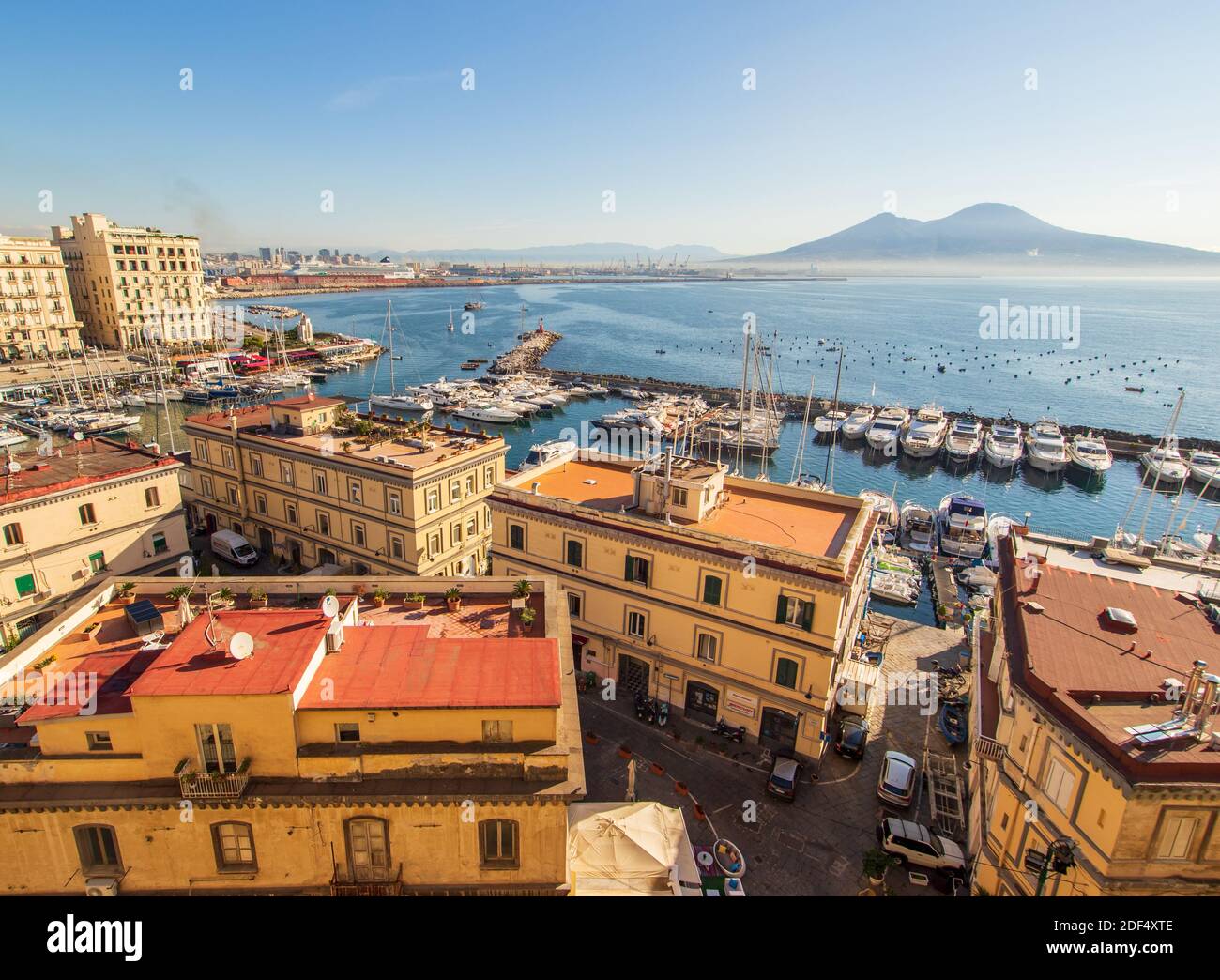 Vesuv vom hafen von neapel aus gesehen -Fotos und -Bildmaterial in ...