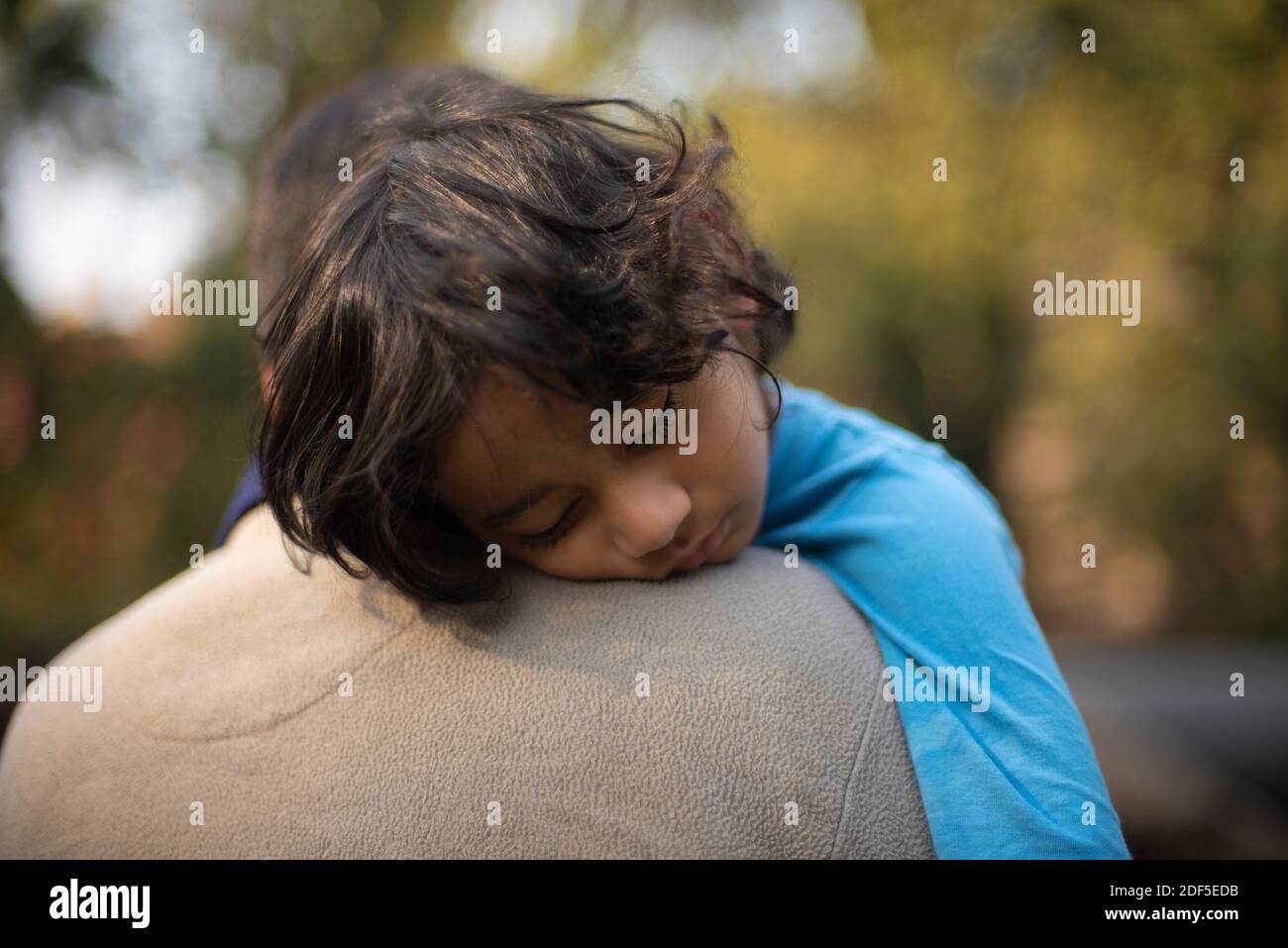Indischer Junge Sitzt Stockfotos Und Bilder Kaufen Alamy