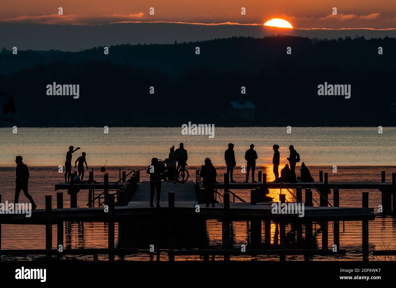 Percha, Deutschland. Dezember 2020. Zahlreiche Menschen genießen die ...