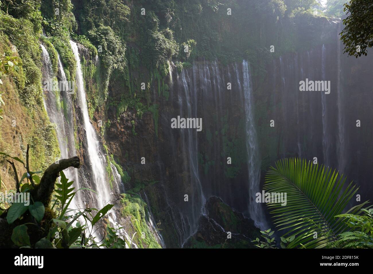 Curug sewu -Fotos und -Bildmaterial in hoher Auflösung – Alamy