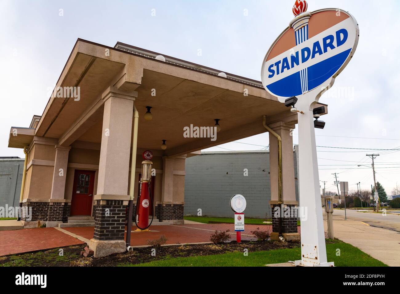 Standard oil service station -Fotos und -Bildmaterial in hoher ...