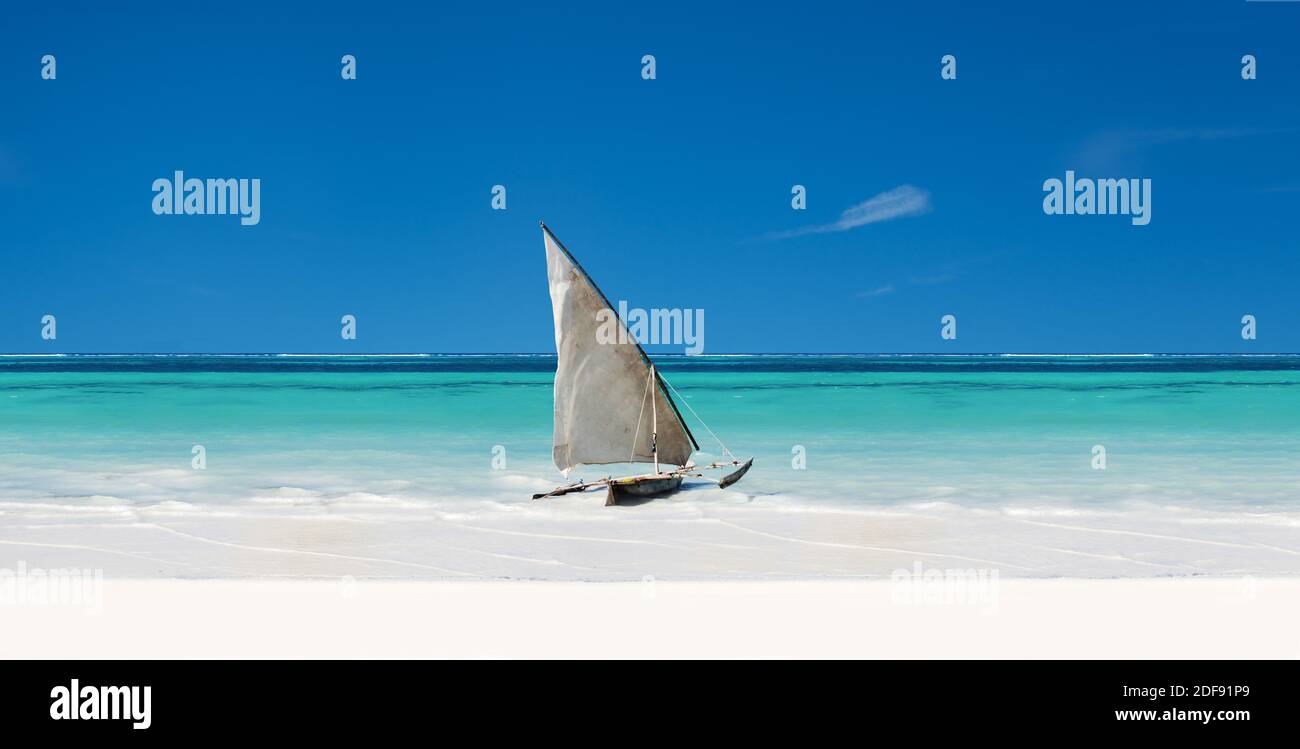 Segelboot im Meer am Strand Stockfotografie - Alamy