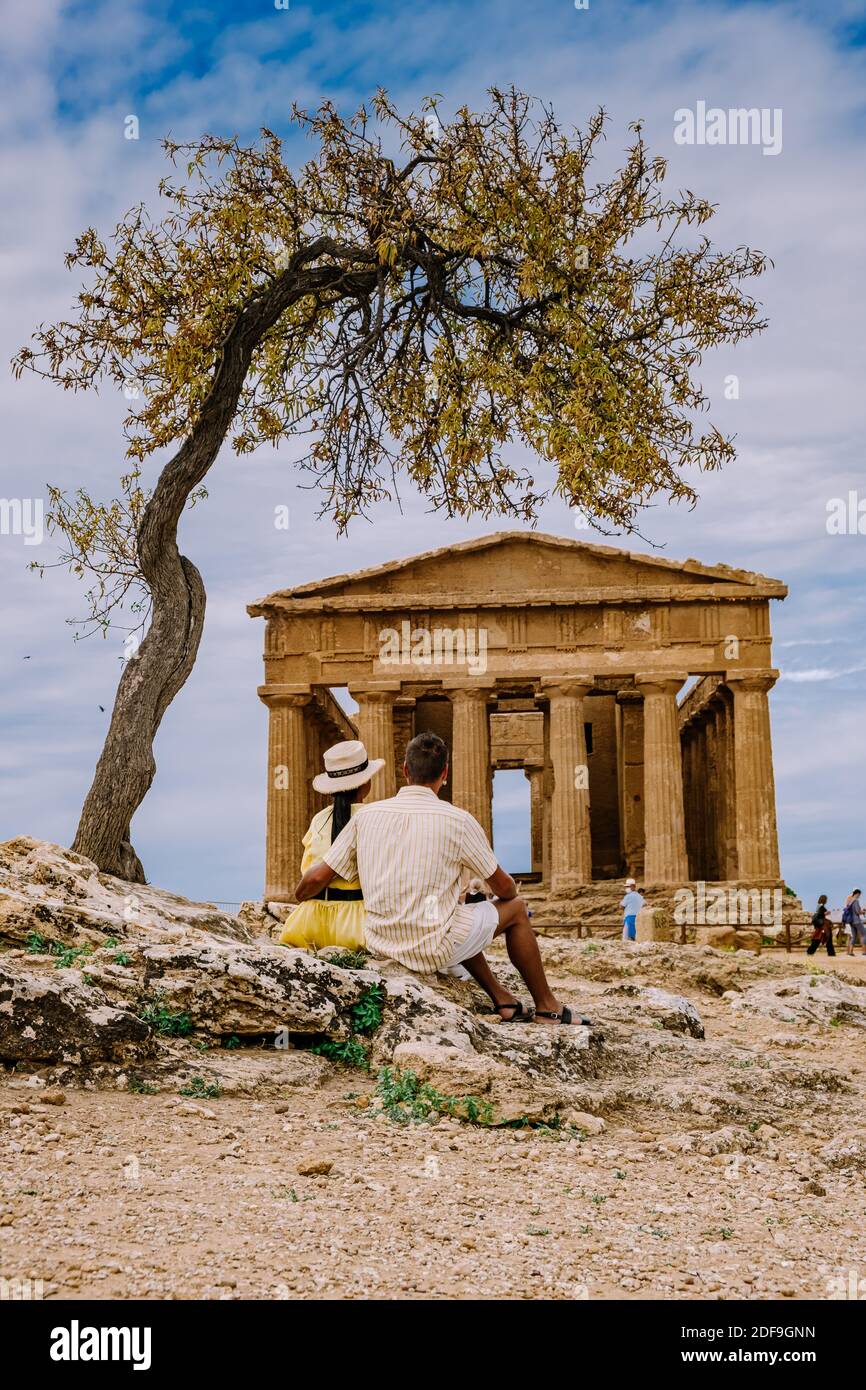 Tal der Tempel in Agrigento Sizilien, Italien Europa, Paar besucht ...