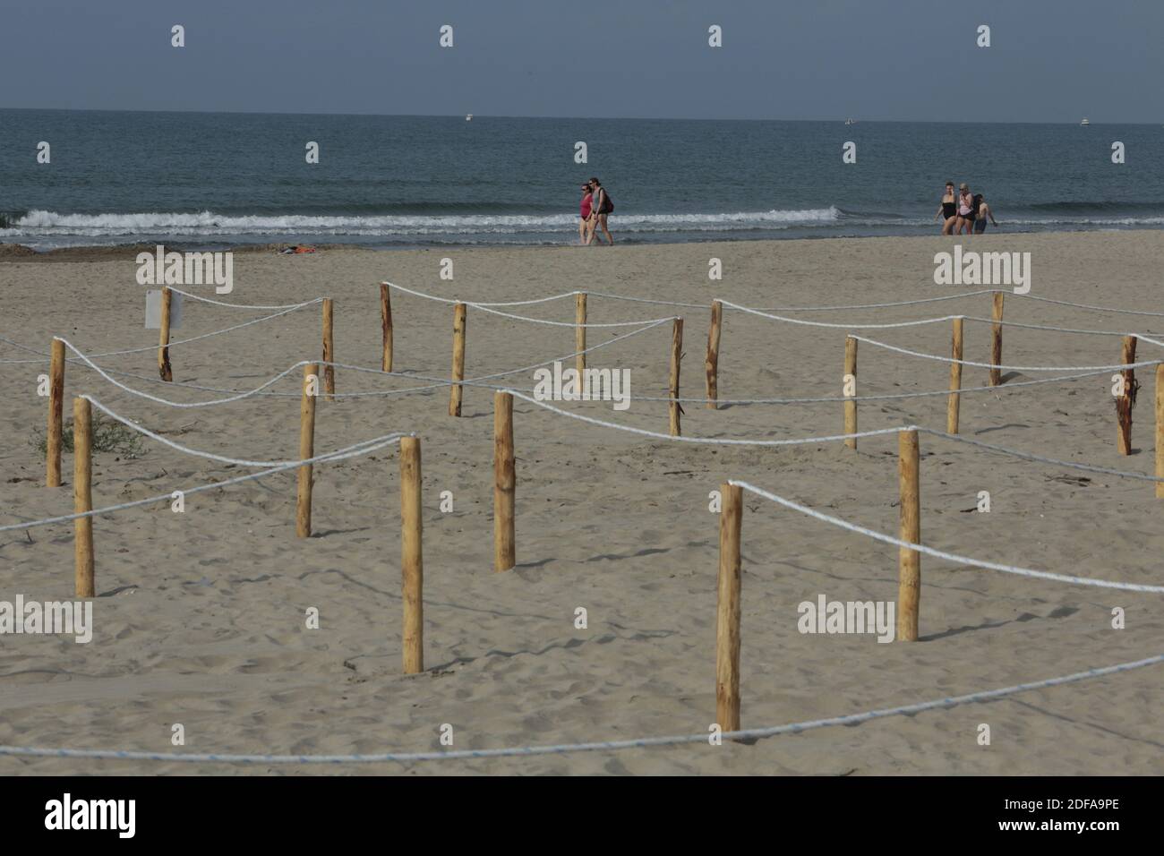 Am 'Couchant Beach' sonnen sich die Menschen am 23. Mai 2020 in ...