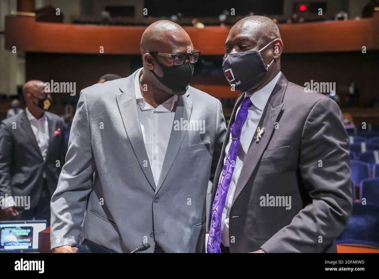 George Floydís Bruder Philonise Floyd (L) wird von dem ...