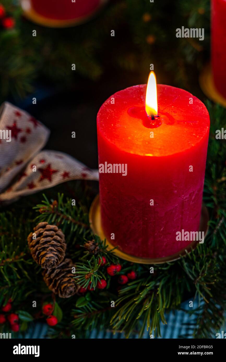 Adventskranz, erster Advent, brennende Kerze, Tannenkranz mit Schlaufe ...
