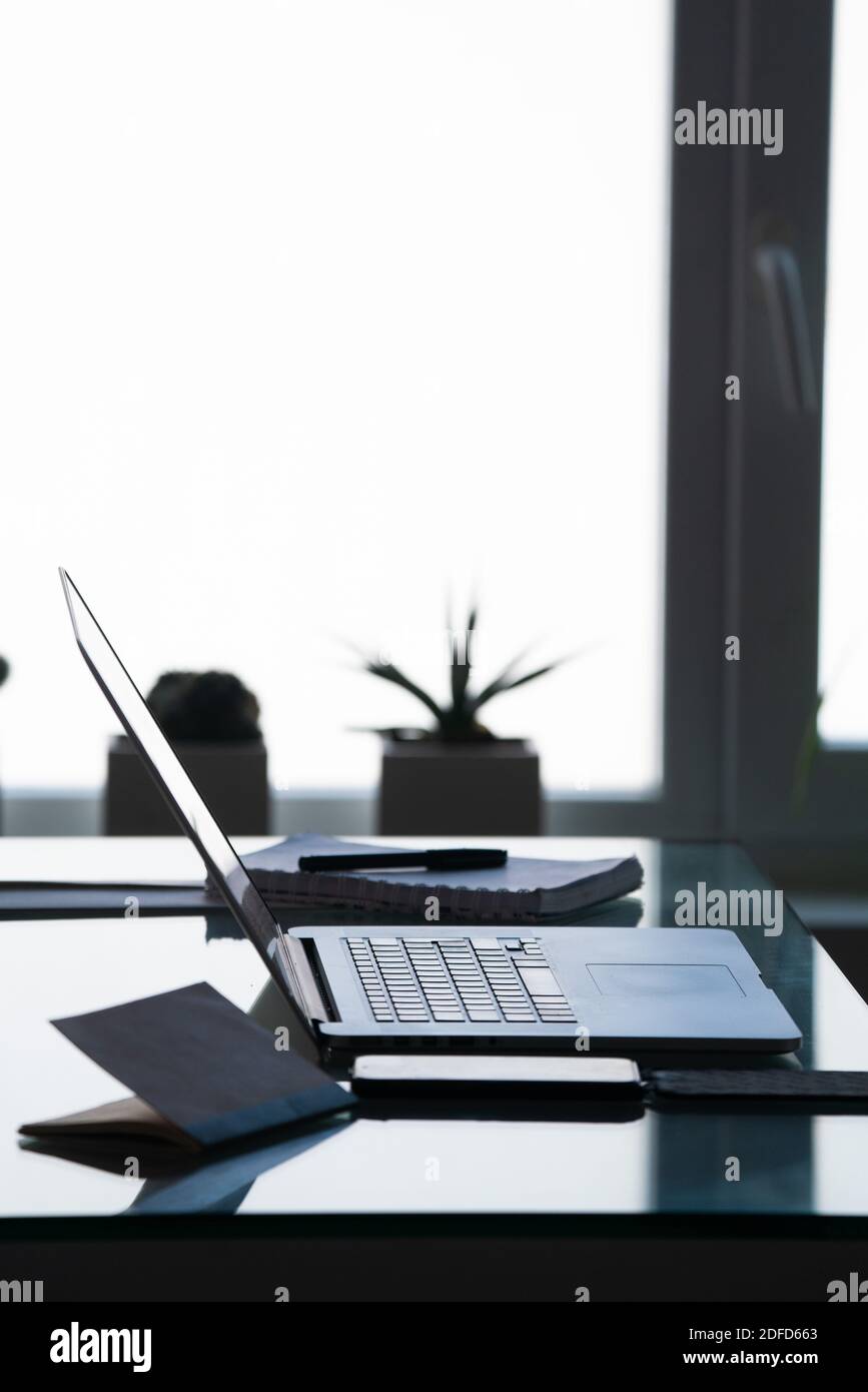 Computer auf einem schreibtisch -Fotos und -Bildmaterial in hoher ...