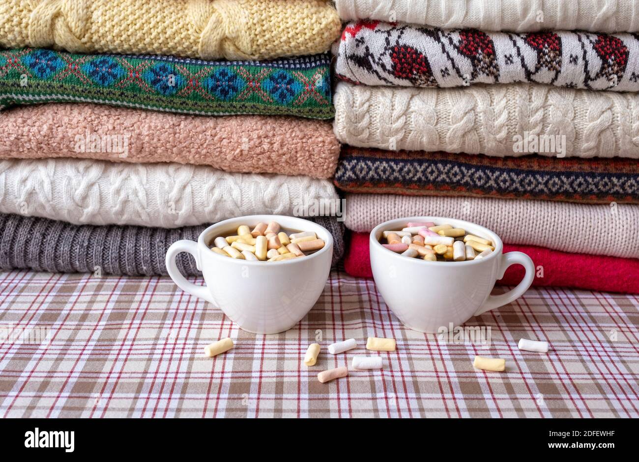 Viele Pullover und Pullover verschiedene Farben gefaltet in zwei ...