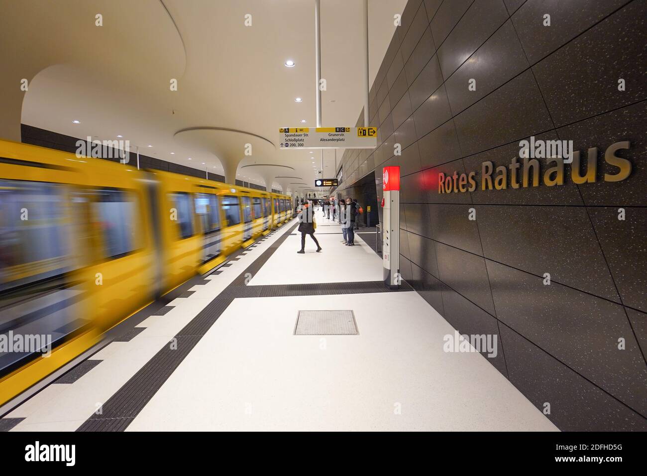 Berlin, Deutschland. Dezember 2020. Eine U-Bahnlinie U5 fährt in den ...