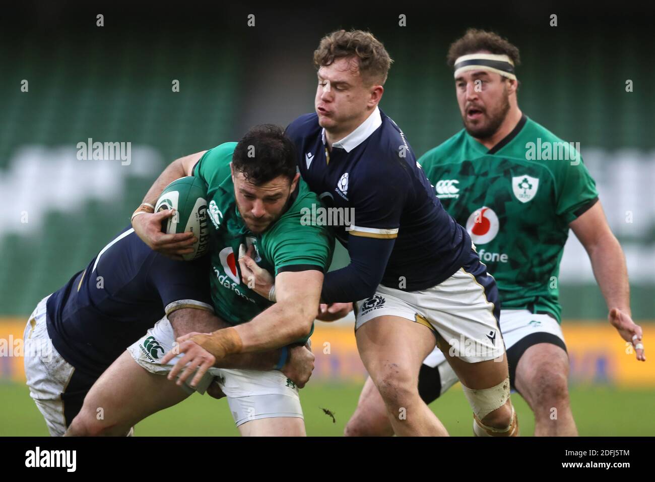 Der irische Robbie Henshaw (Mitte) wurde vom schottischen Fraser Brown ...