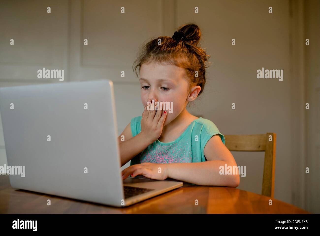 Kind staunen -Fotos und -Bildmaterial in hoher Auflösung – Alamy