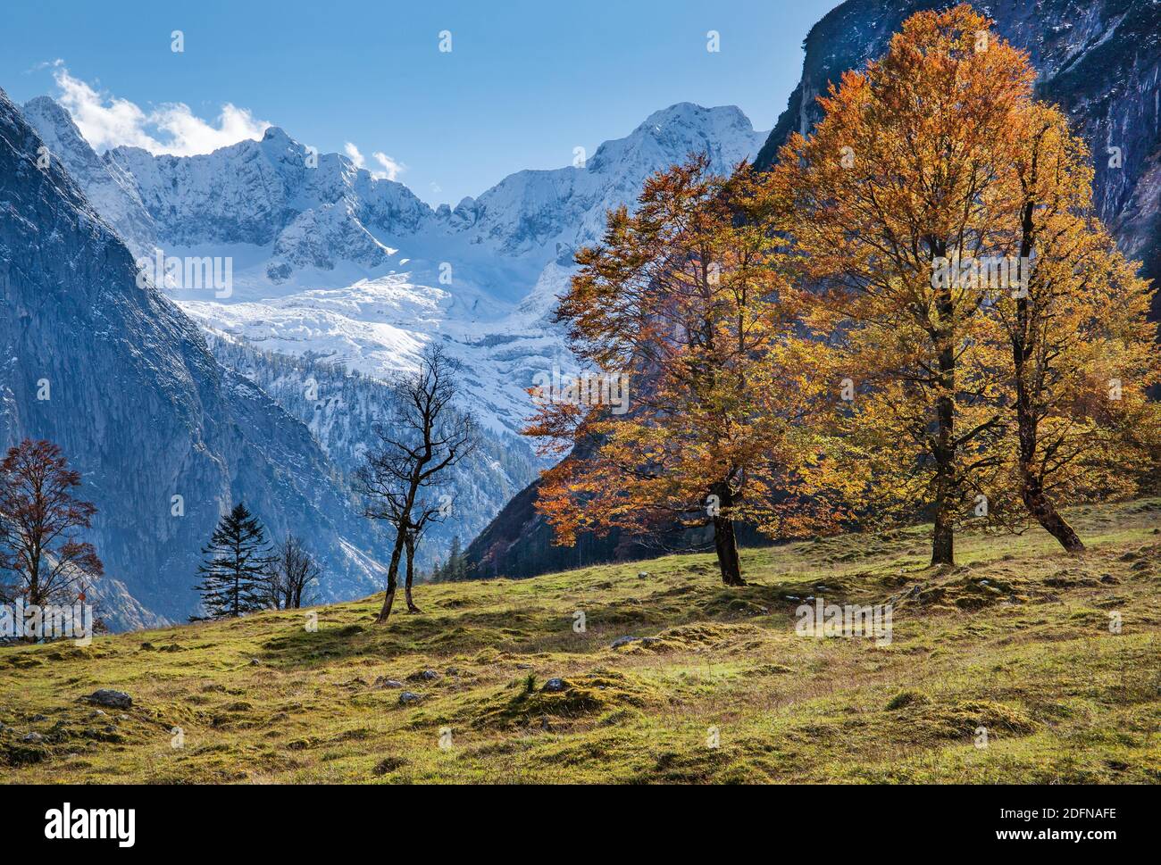 Narrow alps in the karwendel -Fotos und -Bildmaterial in hoher ...