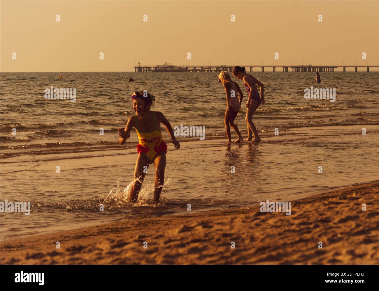 Kind kind junge baden meer sommer -Fotos und -Bildmaterial in hoher ...
