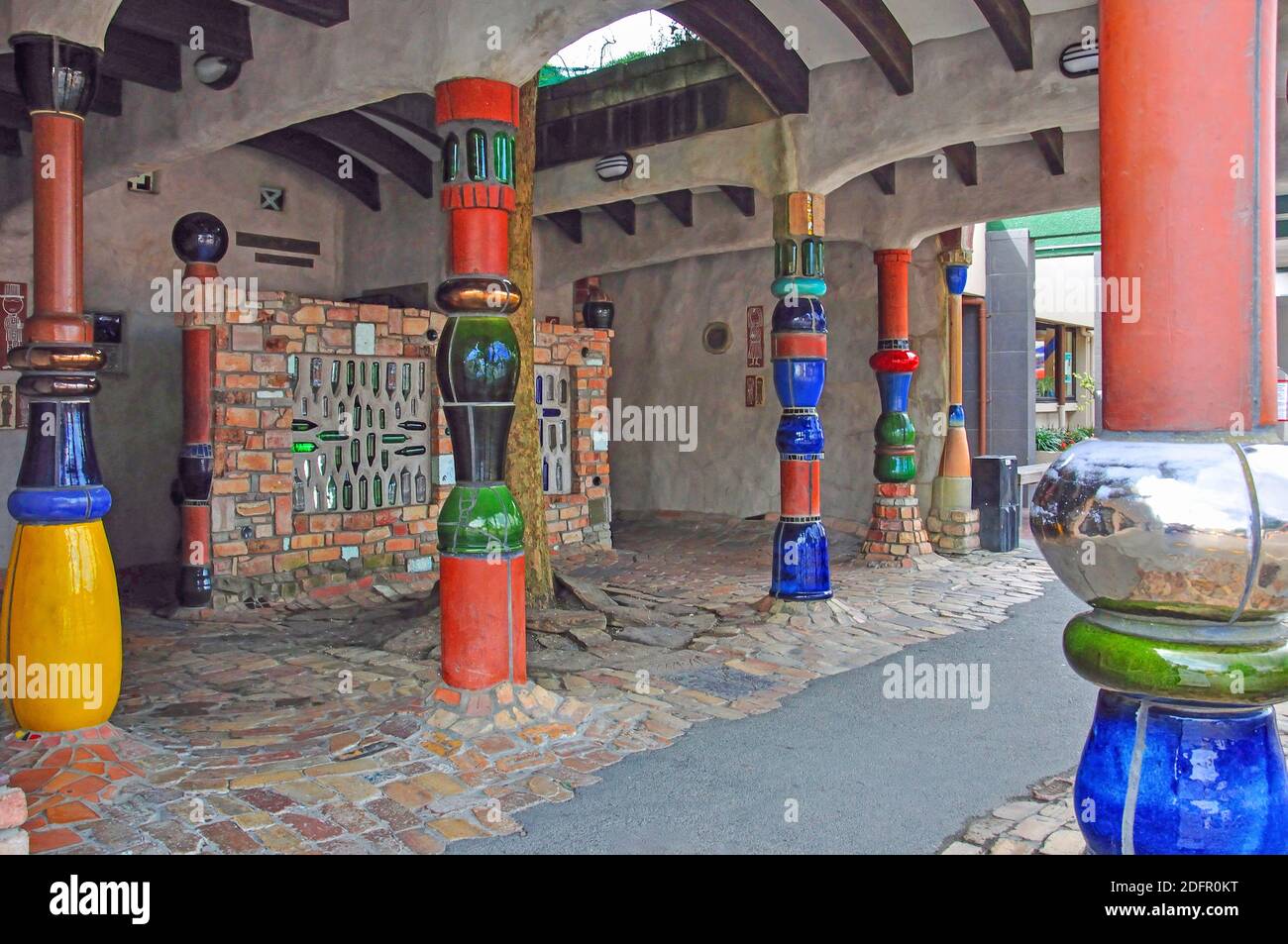 Hundertwasser toilette kawakawa -Fotos und -Bildmaterial in hoher ...