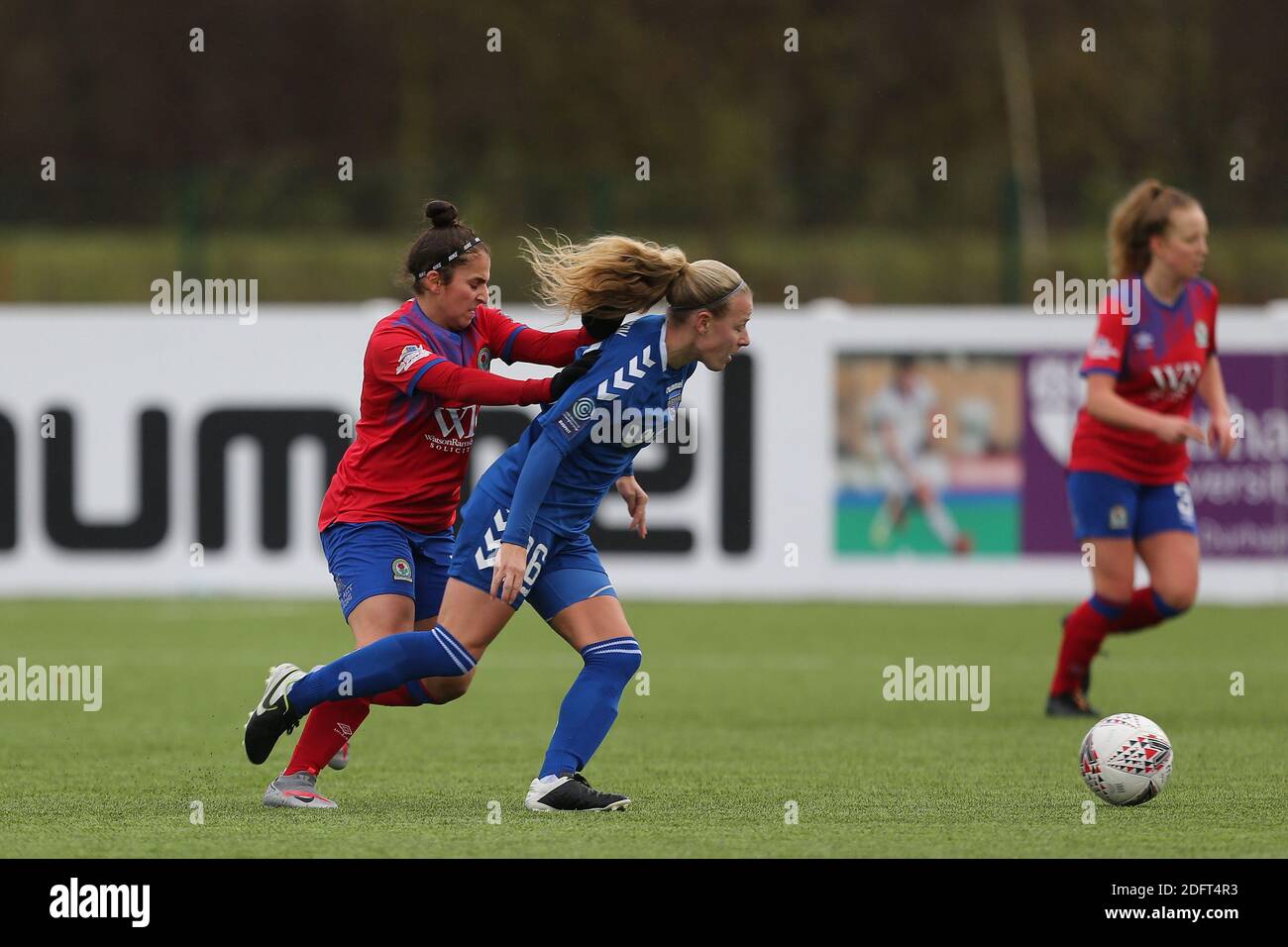 DURHAM, ENGLAND. 6. DEZEMBER Ellie Christon von Durham Women kämpft ...