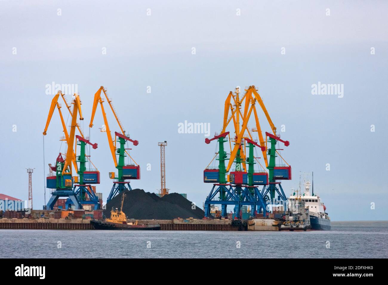 Schiff und kran im hafen -Fotos und -Bildmaterial in hoher Auflösung ...