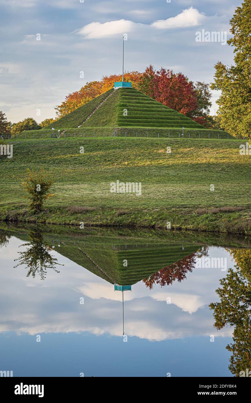 Pyramide im Park Branitz im Herbst spiegelt sich im Wasser ...
