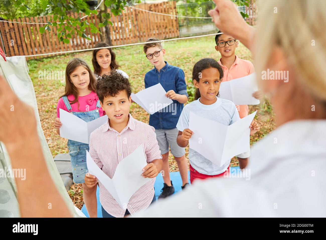 Kinder Singen Gemeinsa Stockfotos und -bilder Kaufen - Alamy