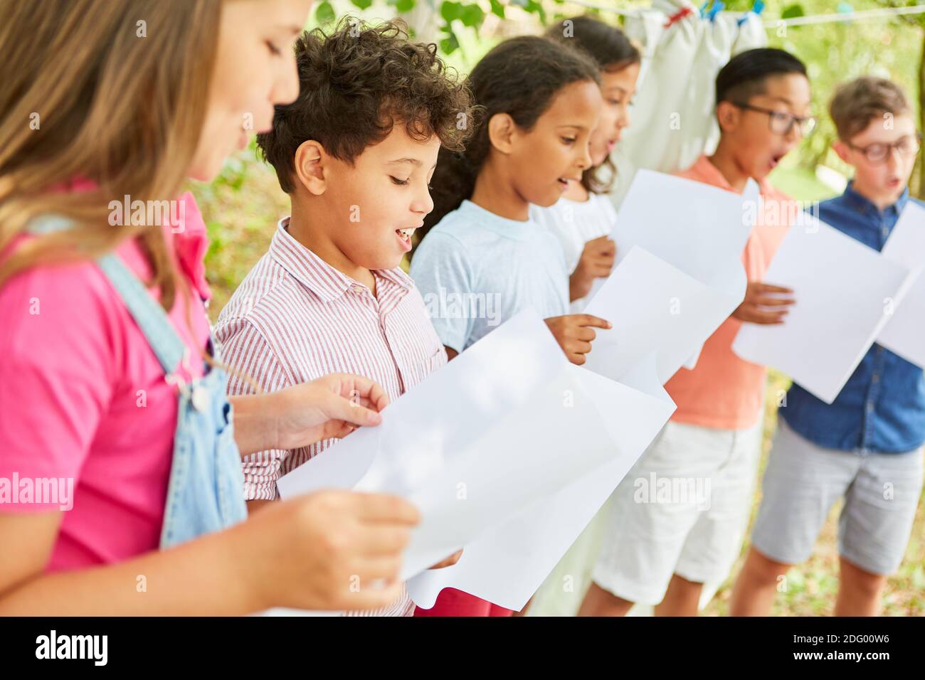 Kinder Singen Gemeinsa Stockfotos und -bilder Kaufen - Alamy