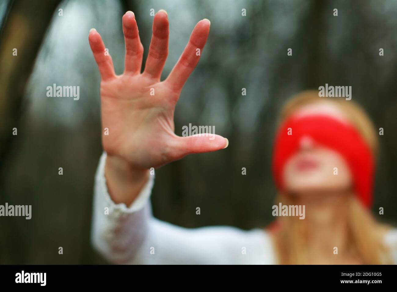 Augen verbinden -Fotos und -Bildmaterial in hoher Auflösung – Alamy