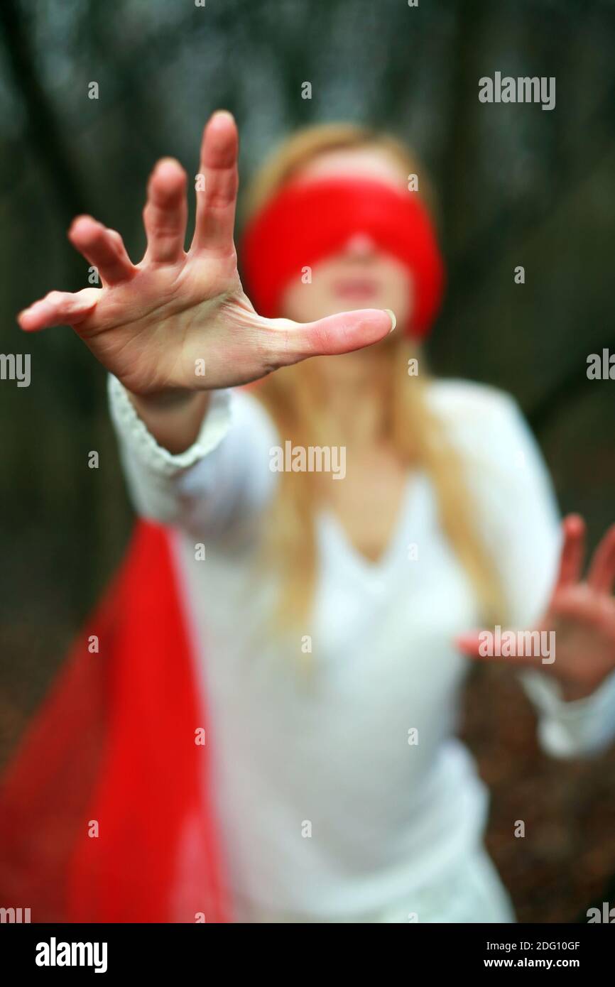 Augen verbinden -Fotos und -Bildmaterial in hoher Auflösung – Alamy