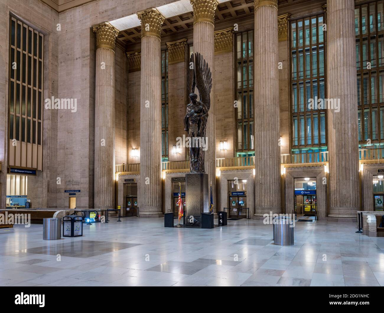 Statue train station -Fotos und -Bildmaterial in hoher Auflösung – Alamy