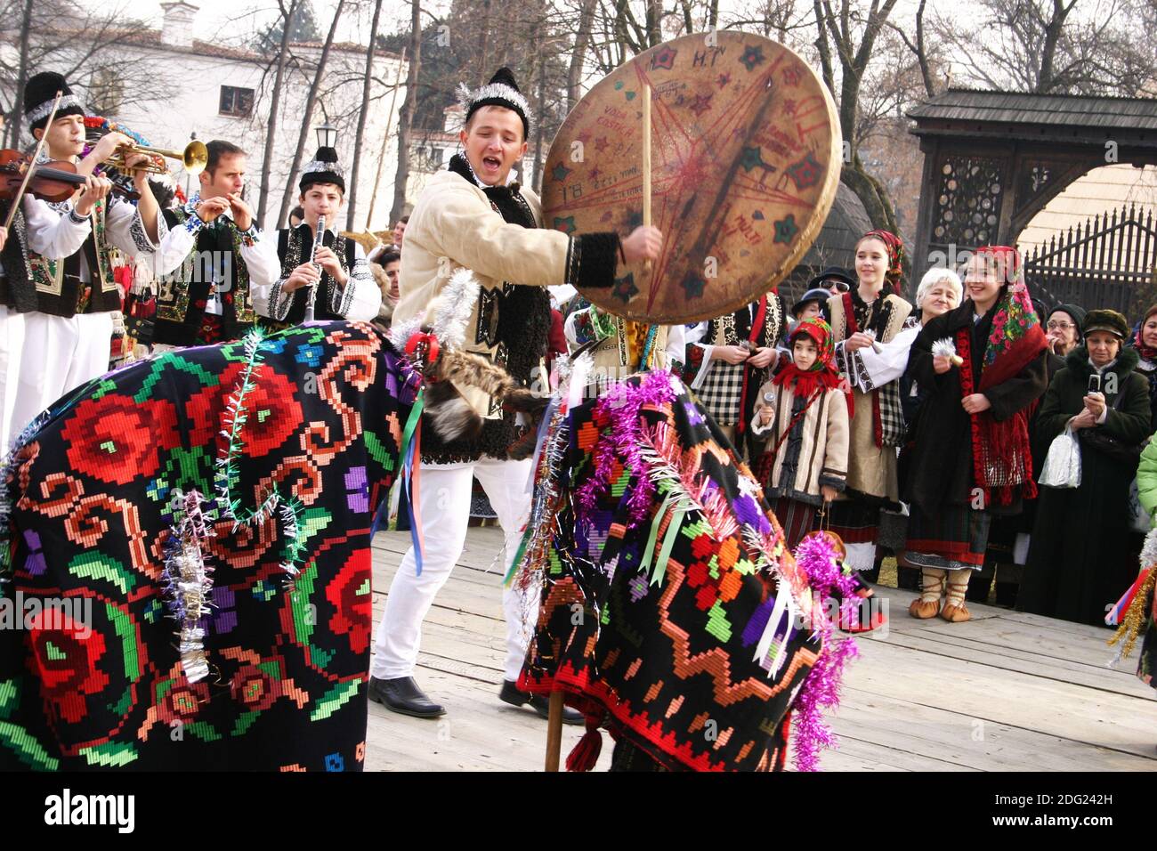 'Capra' (die Ziege) tanzt zum Takt einer Trommel. Traditionelle ...