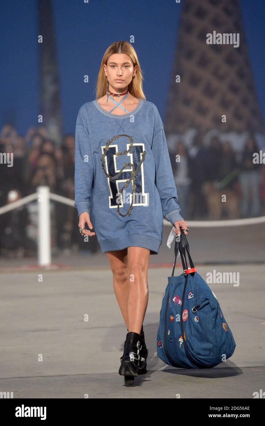 Hailey Baldwin lauft auf der TommyLand Tommy Hilfiger Spring 2017 Fashion Show am 8. Februar 2017 in Venedig Los Angeles CA USA. Foto von Lionel Hahn ABACAPRESS.COM Stockfotografie Alamy