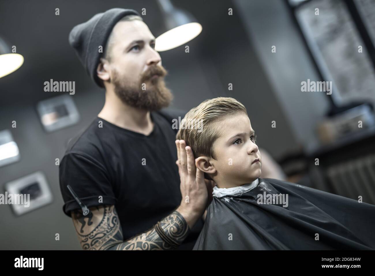 Friseur kinder -Fotos und -Bildmaterial in hoher Auflösung – Alamy