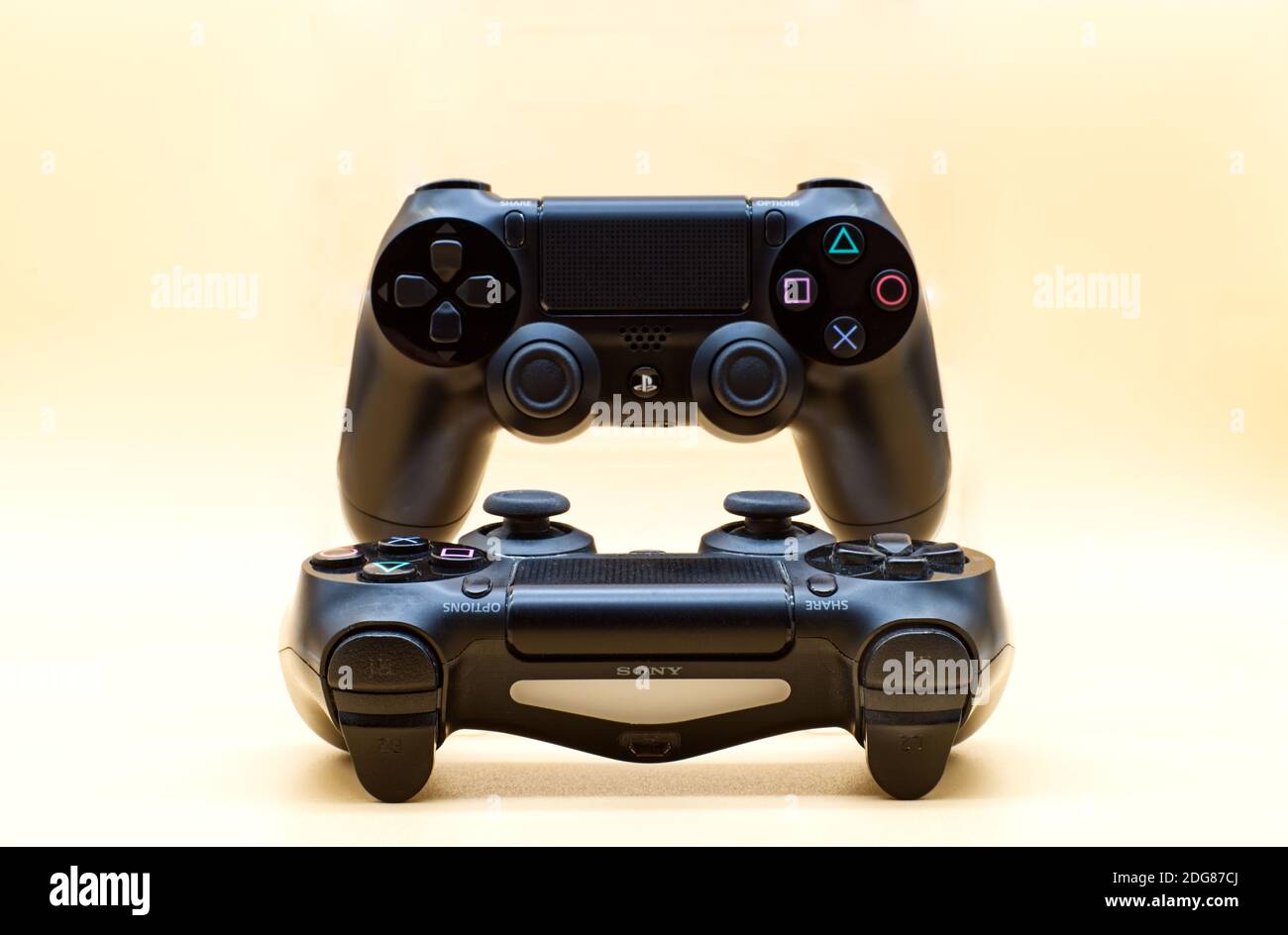 Dualshock 4 wireless controller -Fotos und -Bildmaterial in hoher ...