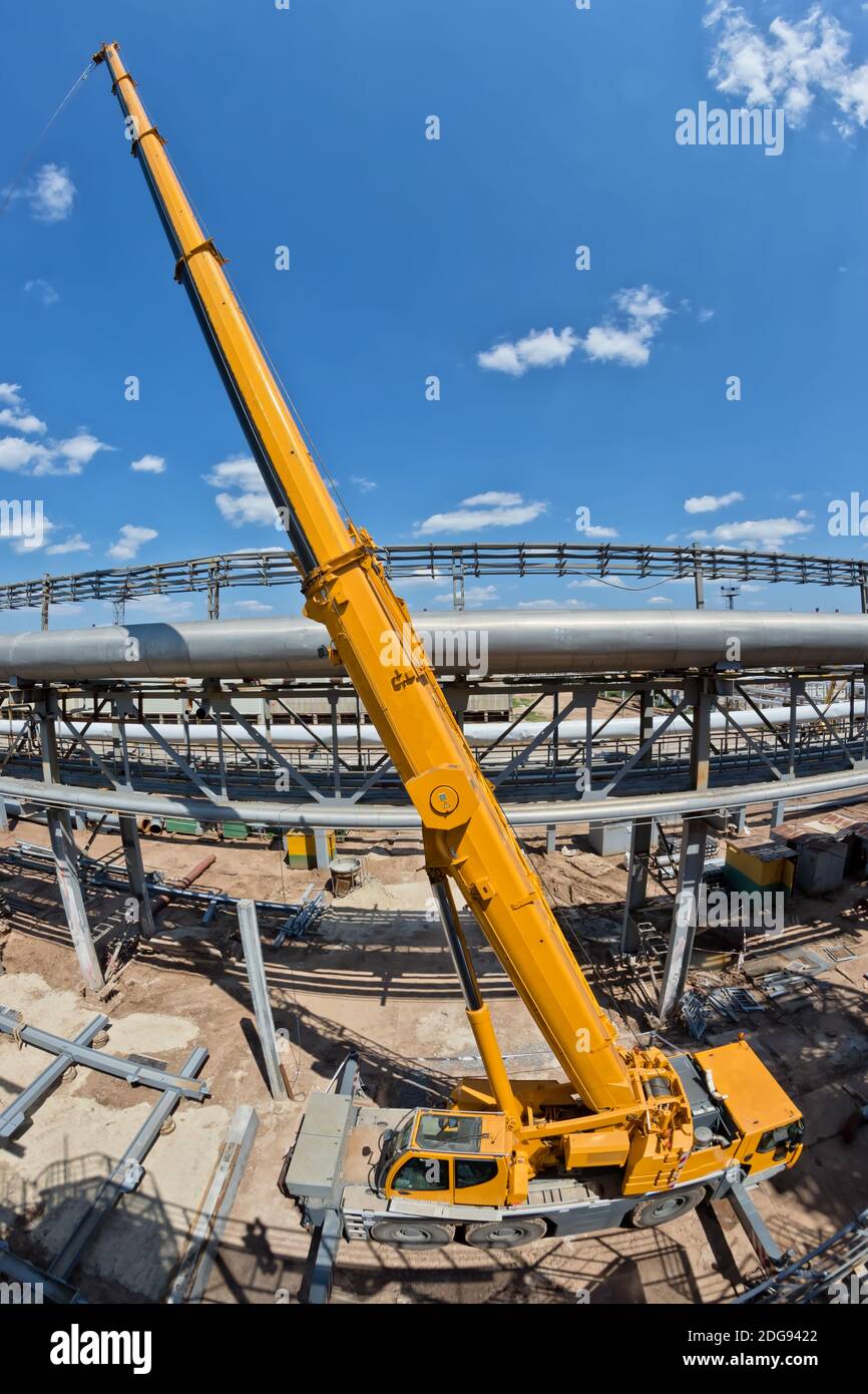 Lkw kran baustelle -Fotos und -Bildmaterial in hoher Auflösung – Alamy