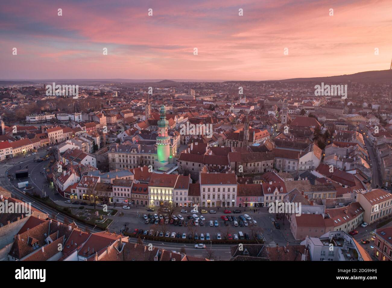 Luftpanorama von mittelalterlichem Sopron mit Feuerturm Stockfotografie ...