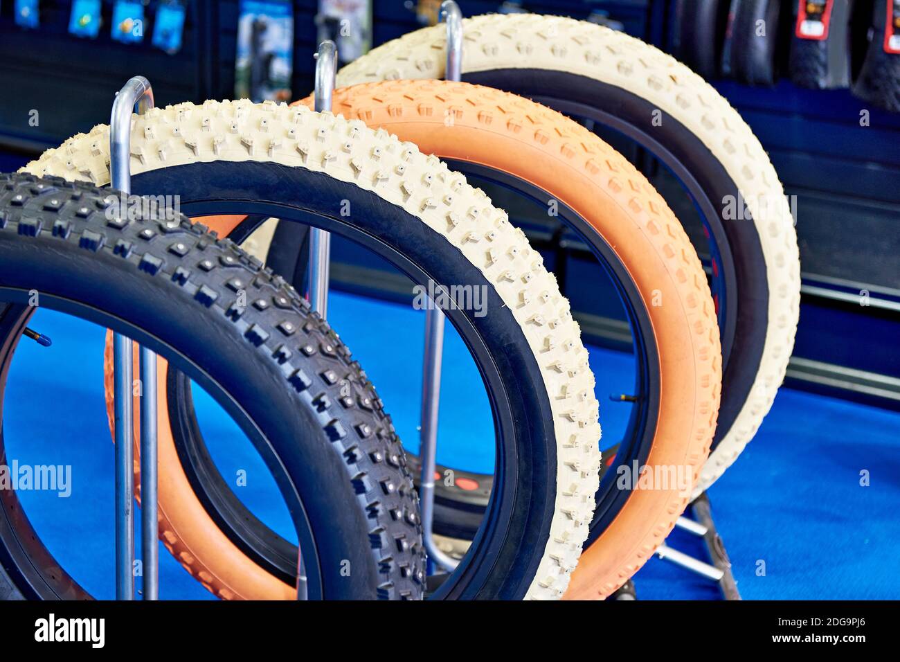 Fetter reifen -Fotos und -Bildmaterial in hoher Auflösung – Alamy