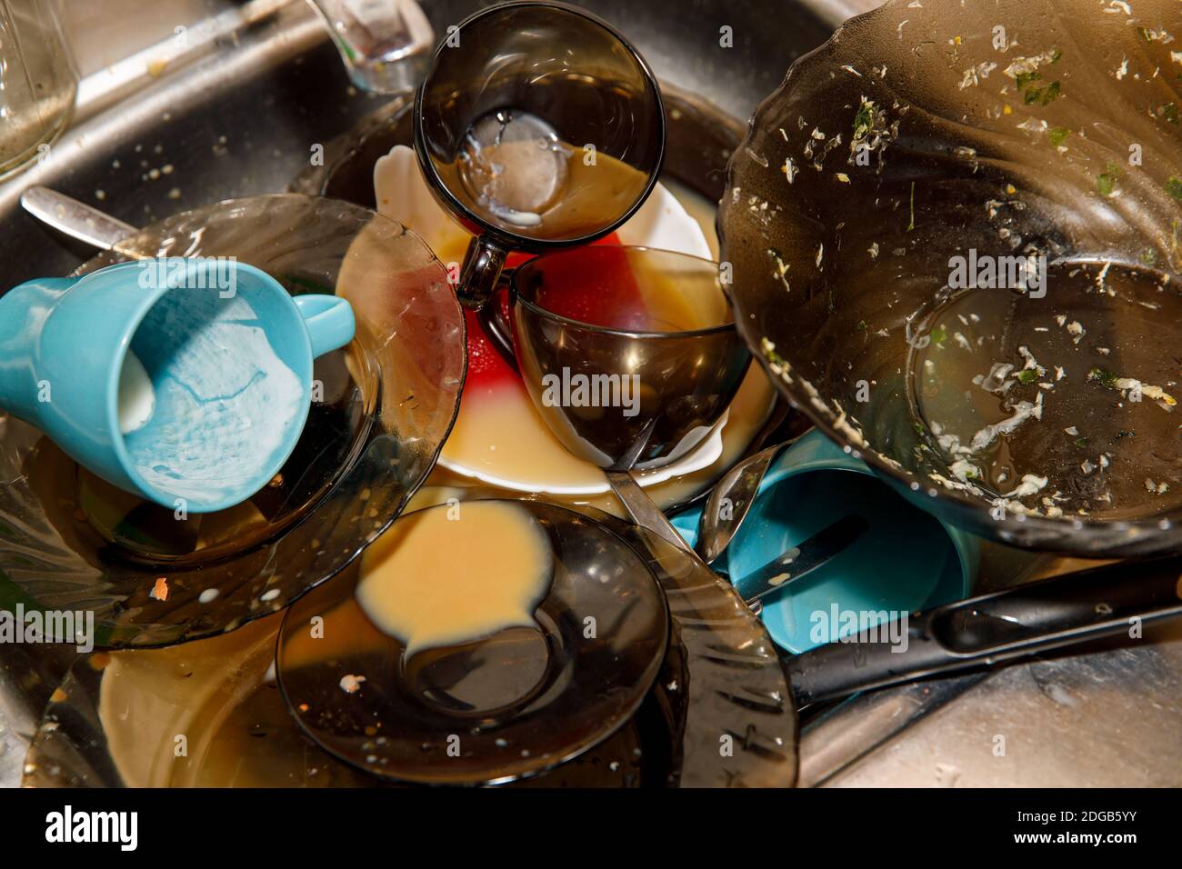 Haufen Schmutziges Geschirr Stockfotos und -bilder Kaufen - Alamy