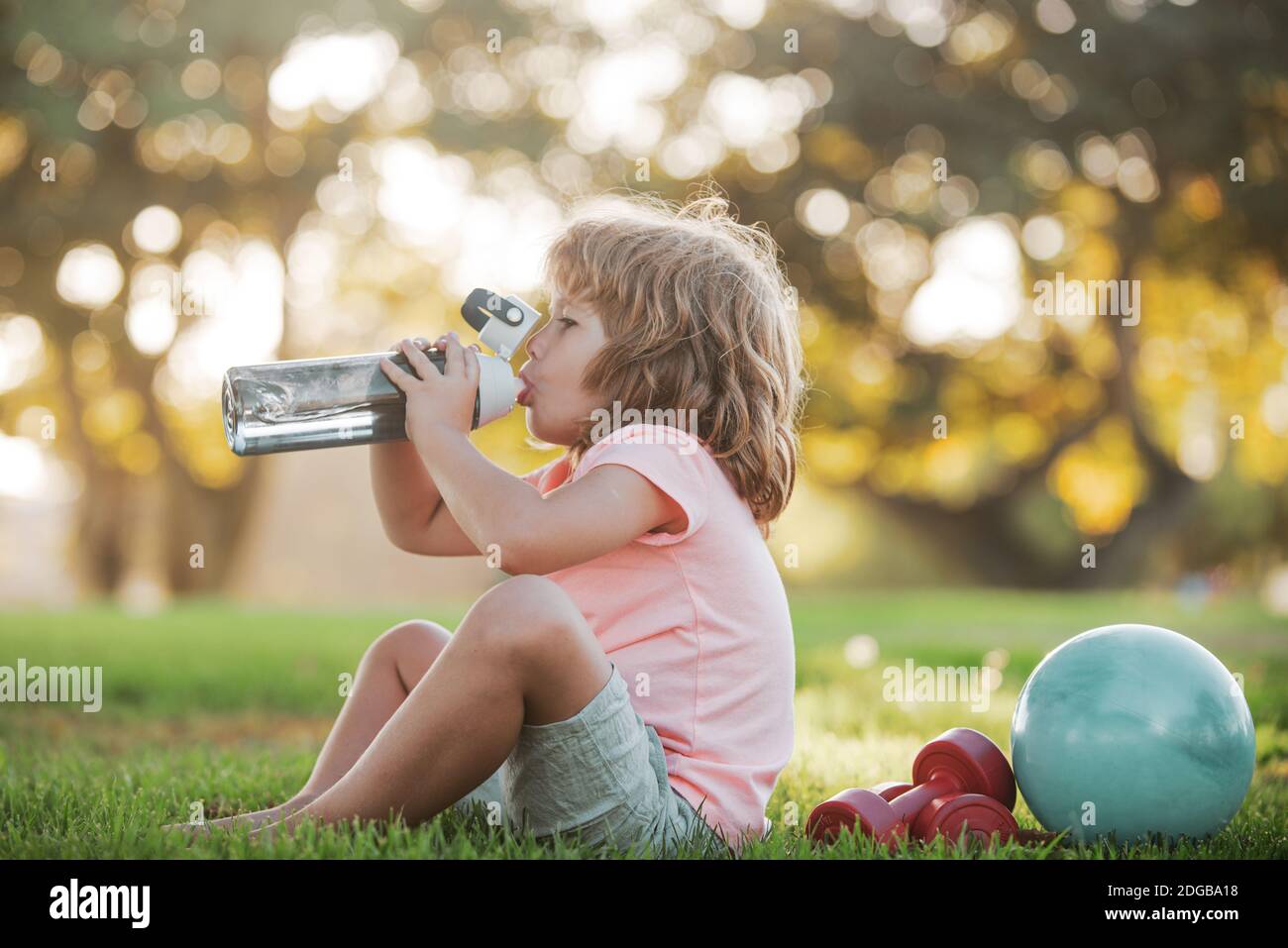 Kinder Wasser Trinken Stockfotos und -bilder Kaufen - Alamy