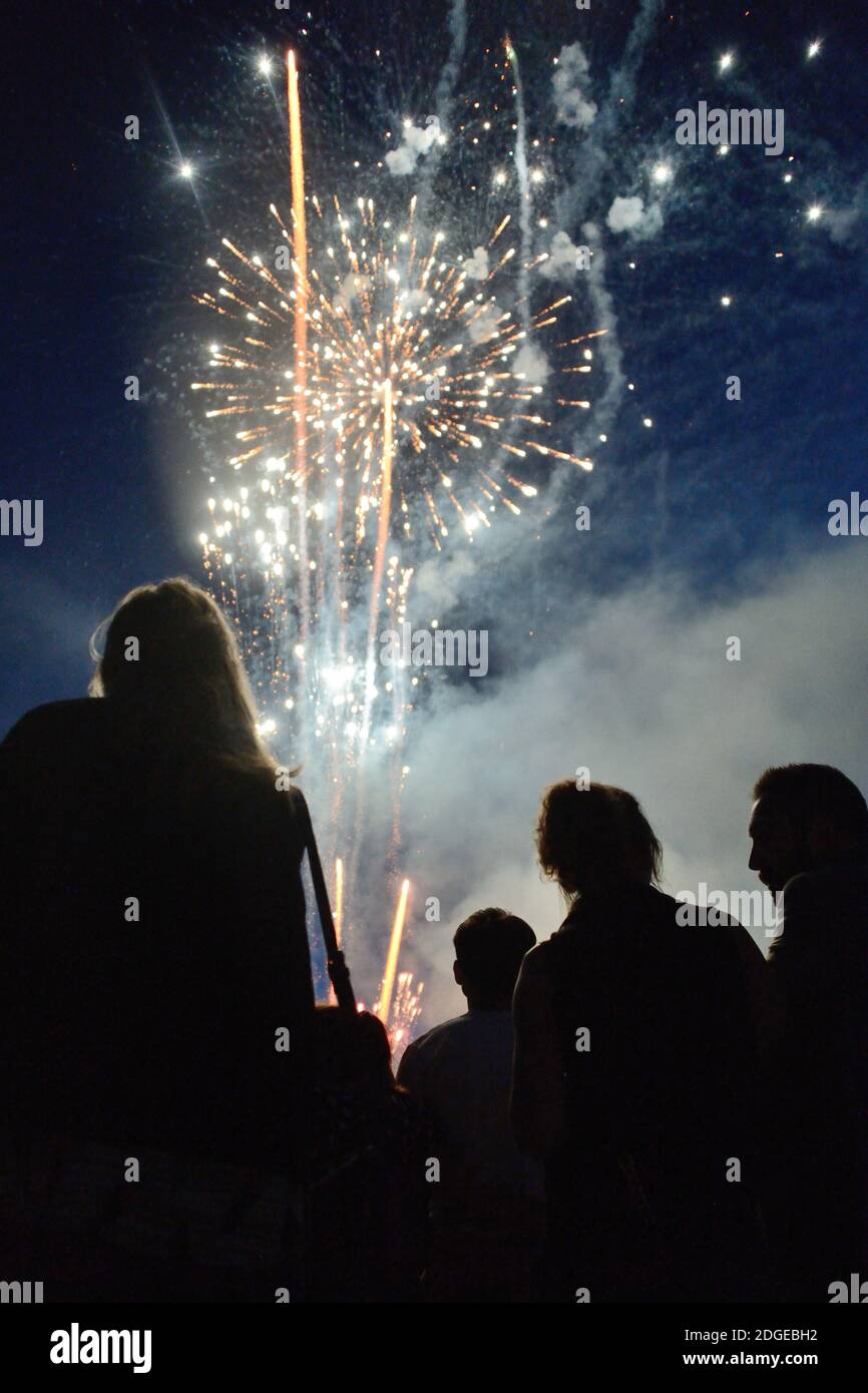 UN feu d'artificice est organize a l'occasion de l'inauguration de la ...